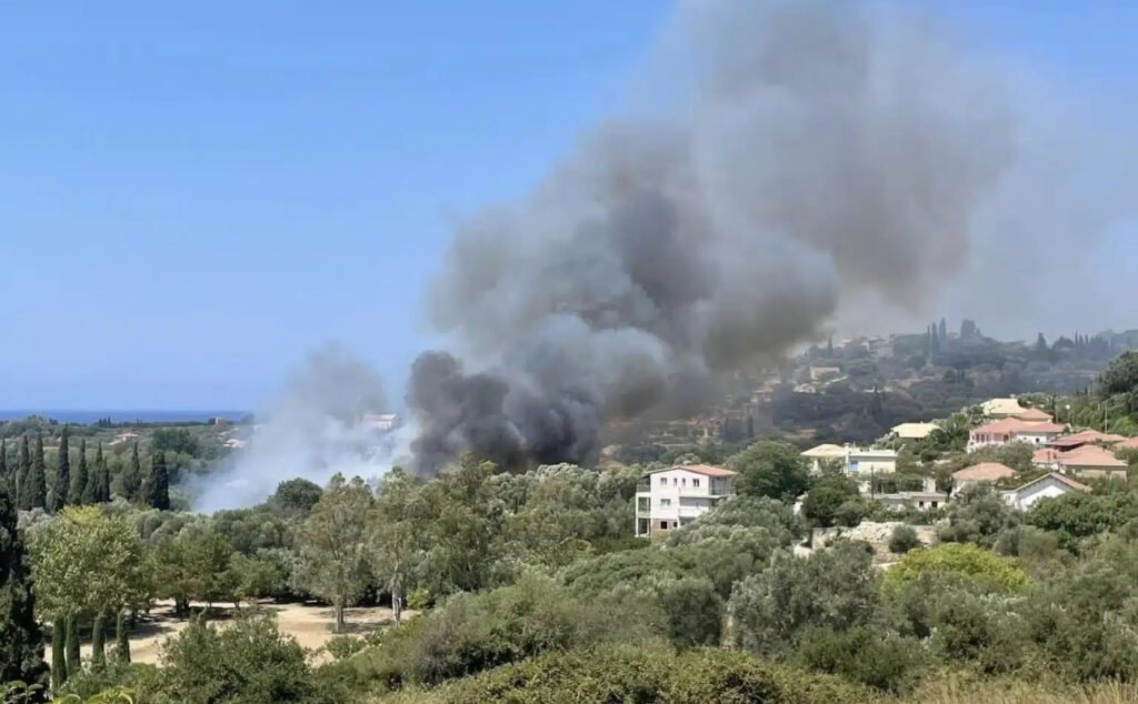 Νέα μεγάλη φωτιά τώρα σε νησί δίπλα από σπίτια – Συναγερμός στην Πυροσβεστική – Ήχησε το 112 ...